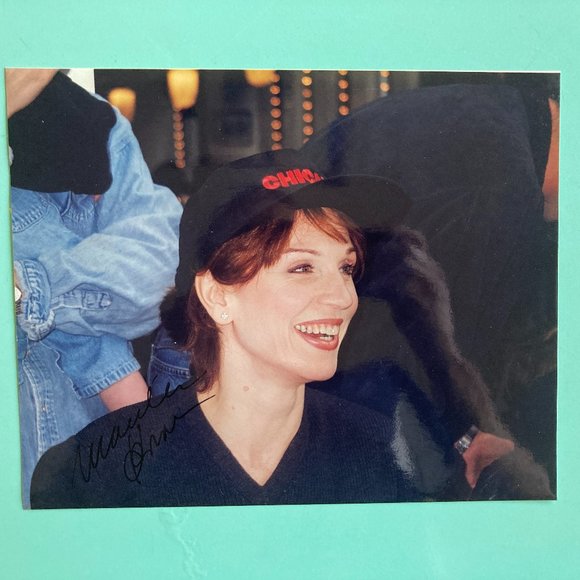 Autograph | Other | Marilu Henner Signed Photo 8x In A Dark Spot ...
